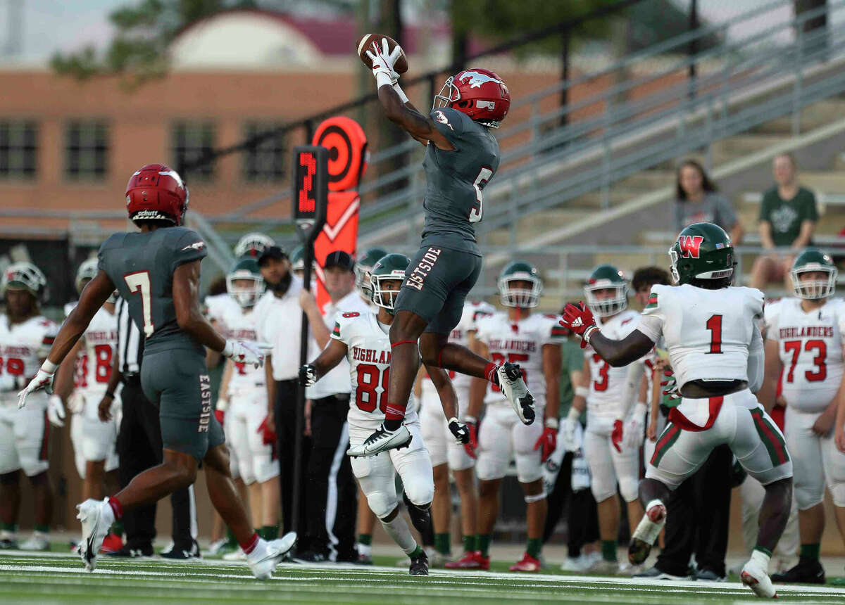 North Shore Mustangs rout The Woodlands Highlanders