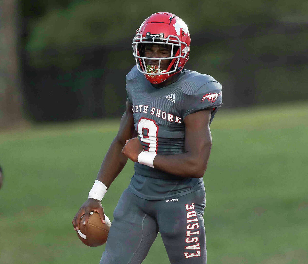 North Shore Mustangs rout The Woodlands Highlanders