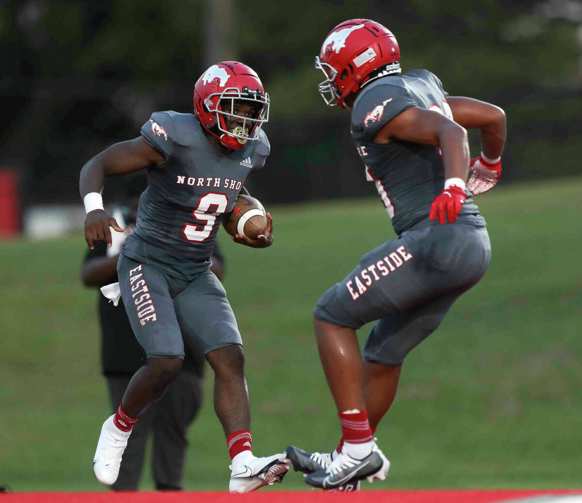 North Shore Mustangs rout The Woodlands Highlanders