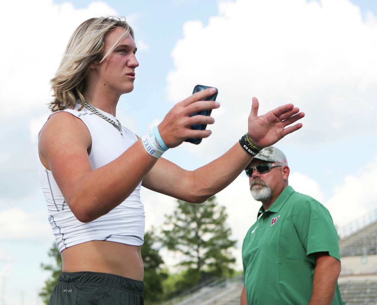 North Shore Mustangs rout The Woodlands Highlanders