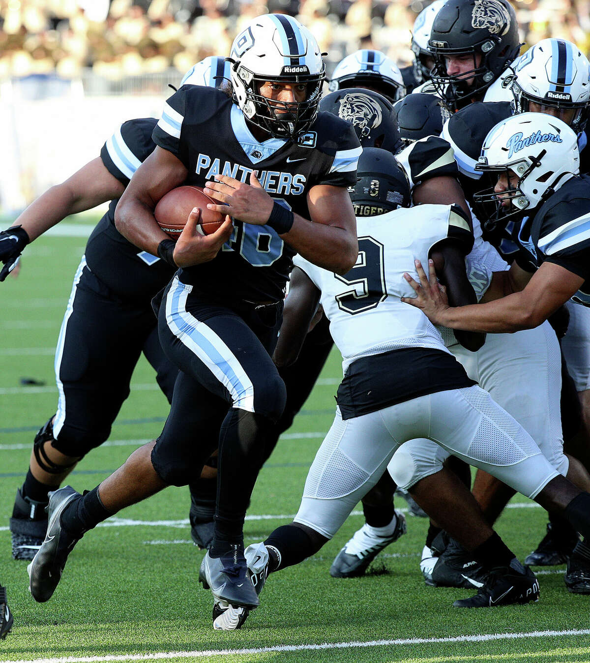 Paetow Panthers defeat Conroe Tigers to open Class 6A play