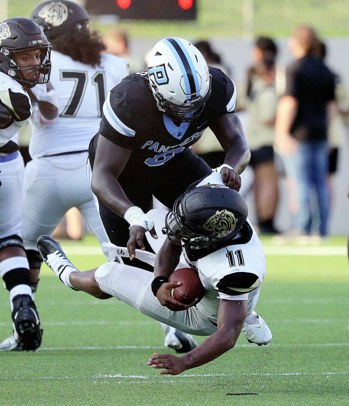 Paetow Panthers defeat Conroe Tigers to open Class 6A play