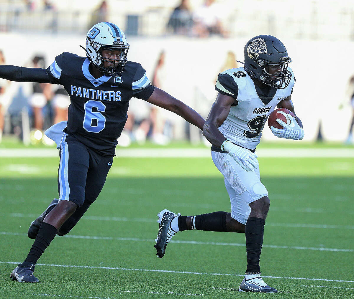 Paetow Panthers defeat Conroe Tigers to open Class 6A play