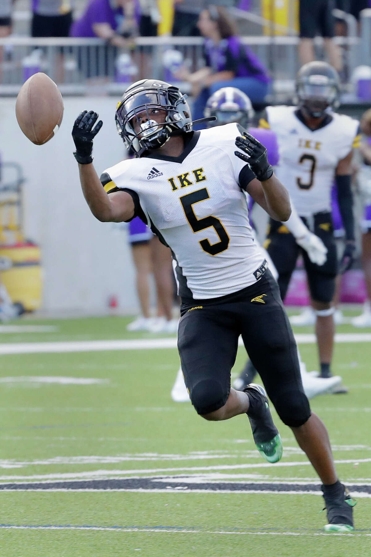 Morton Ranch Mavericks rally past Eisenhower Eagles