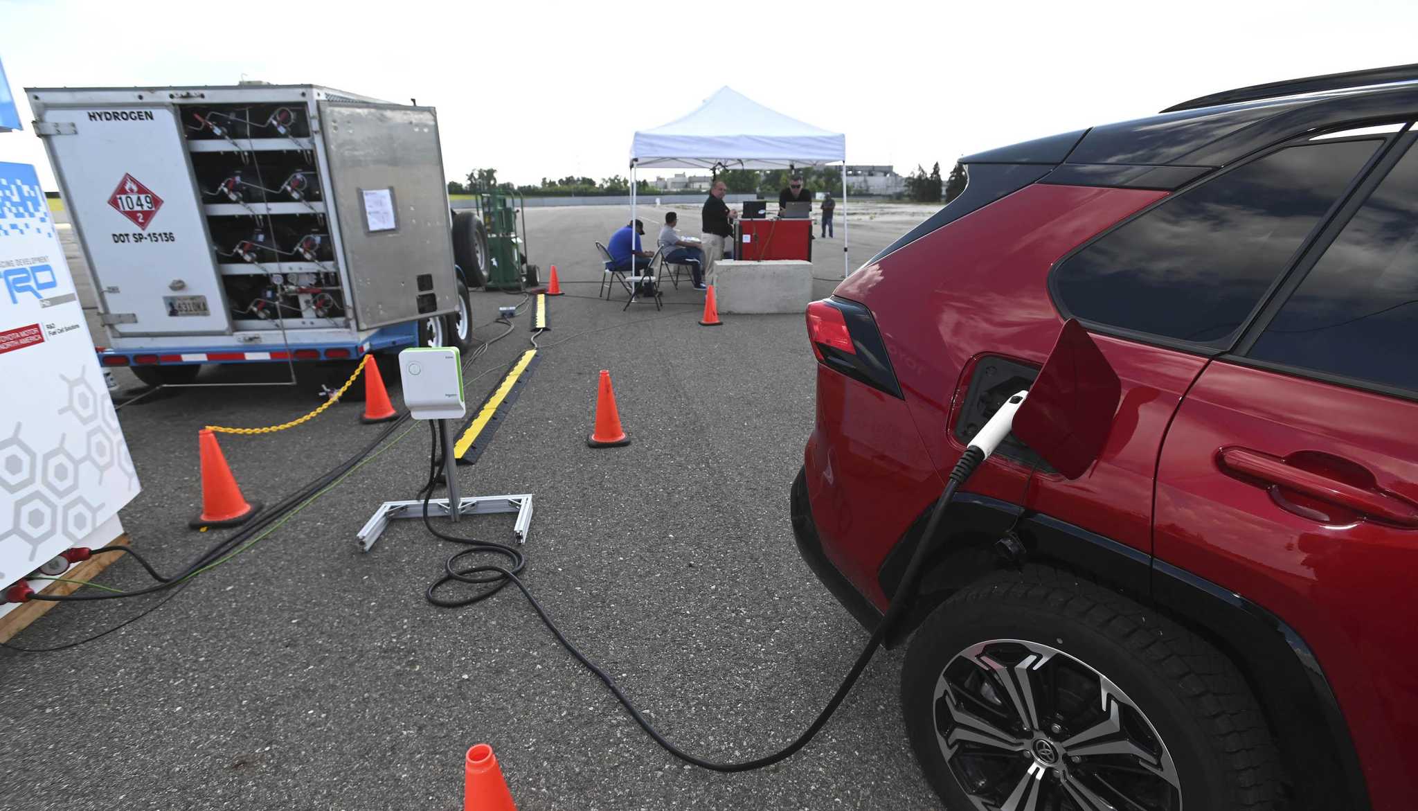 A reader sees hydrogen-electric vehicles as key to a green future.