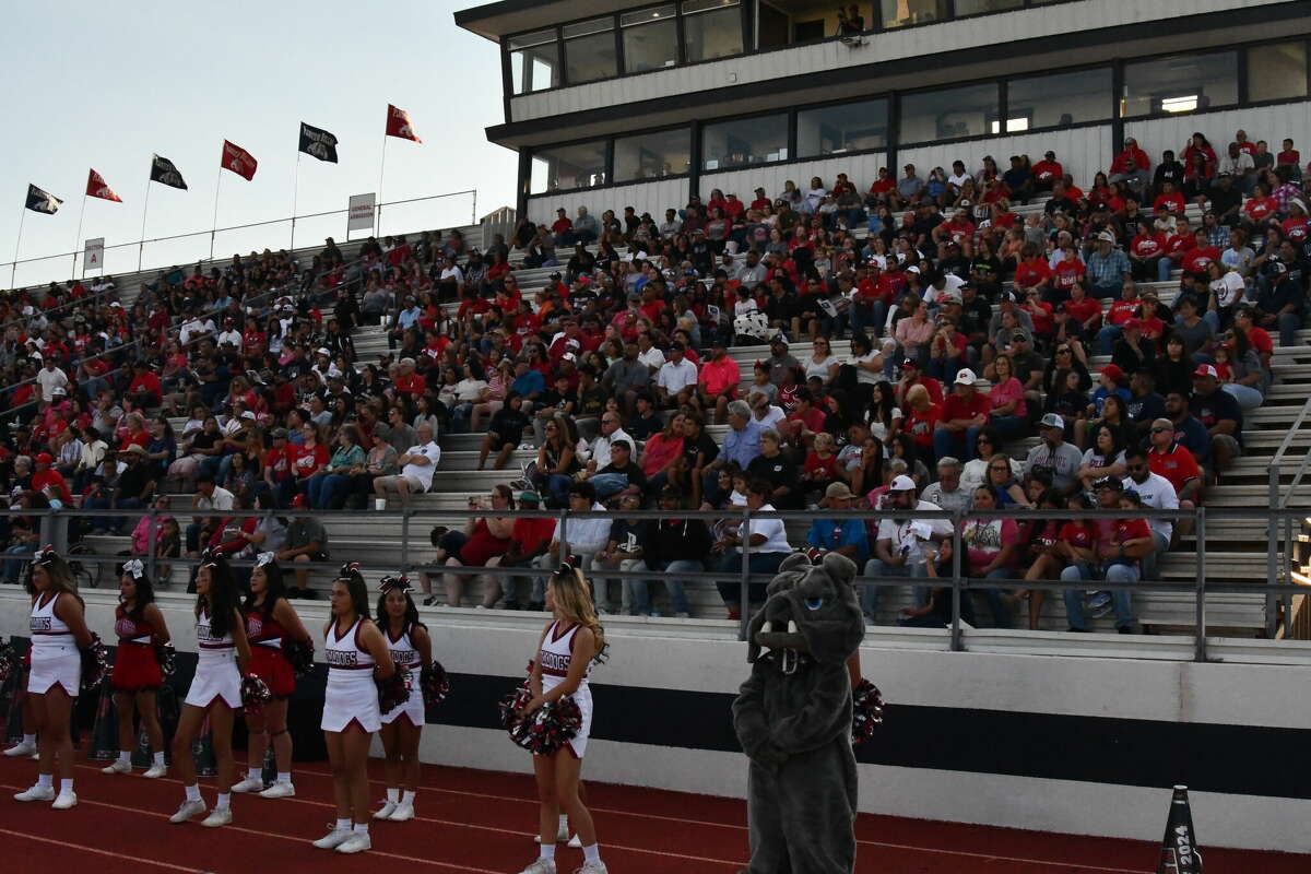 Bulldogs make history in dominating win over Levelland