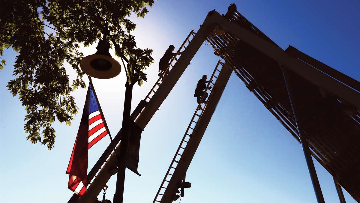 Along for the rides: Bethalto Homecoming setting up