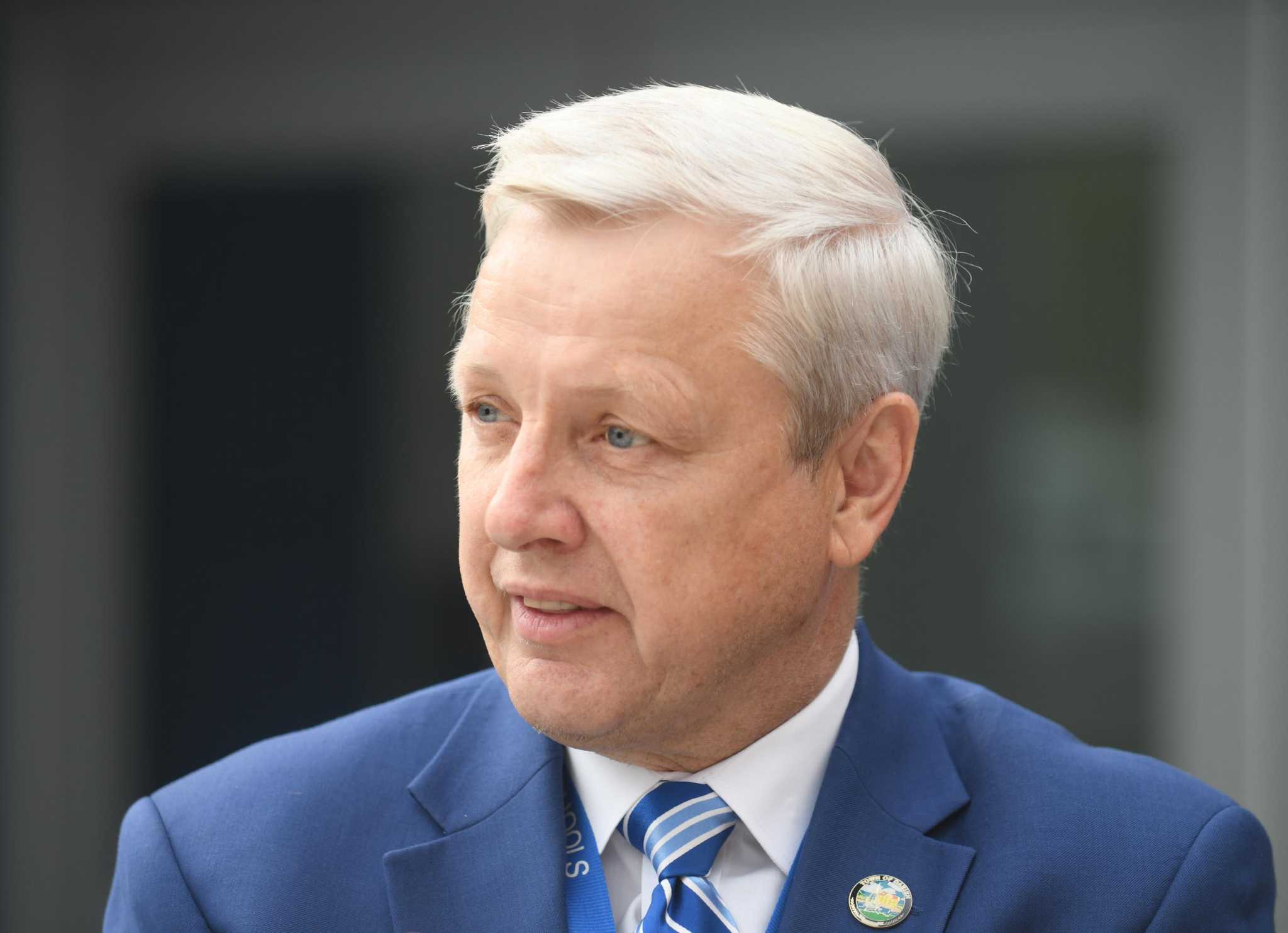 Darien school superintendent Alan Addley gets salary bump to $320K