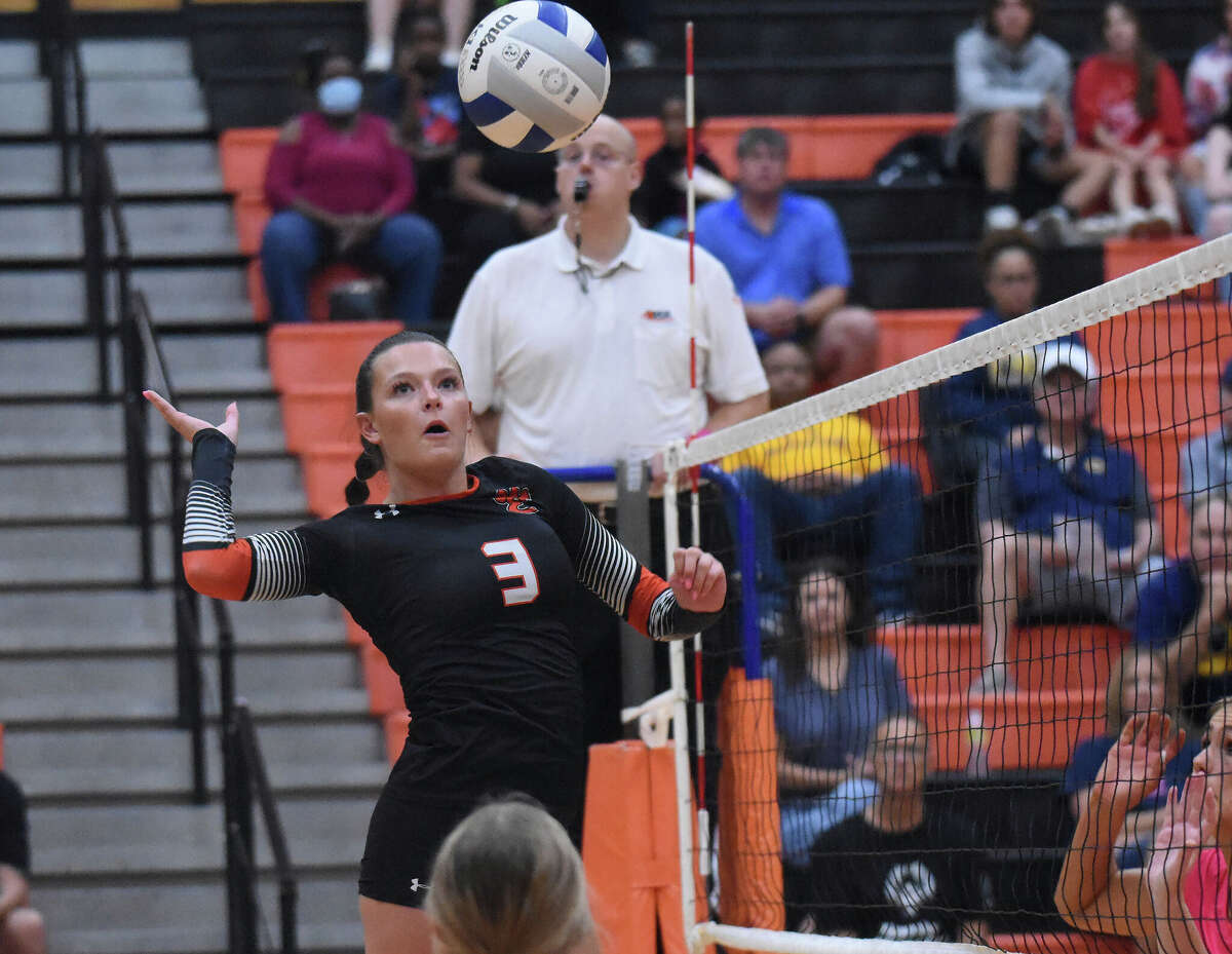 Edwardsville opened the 2022 season with a sweep of O'Fallon to extend ...