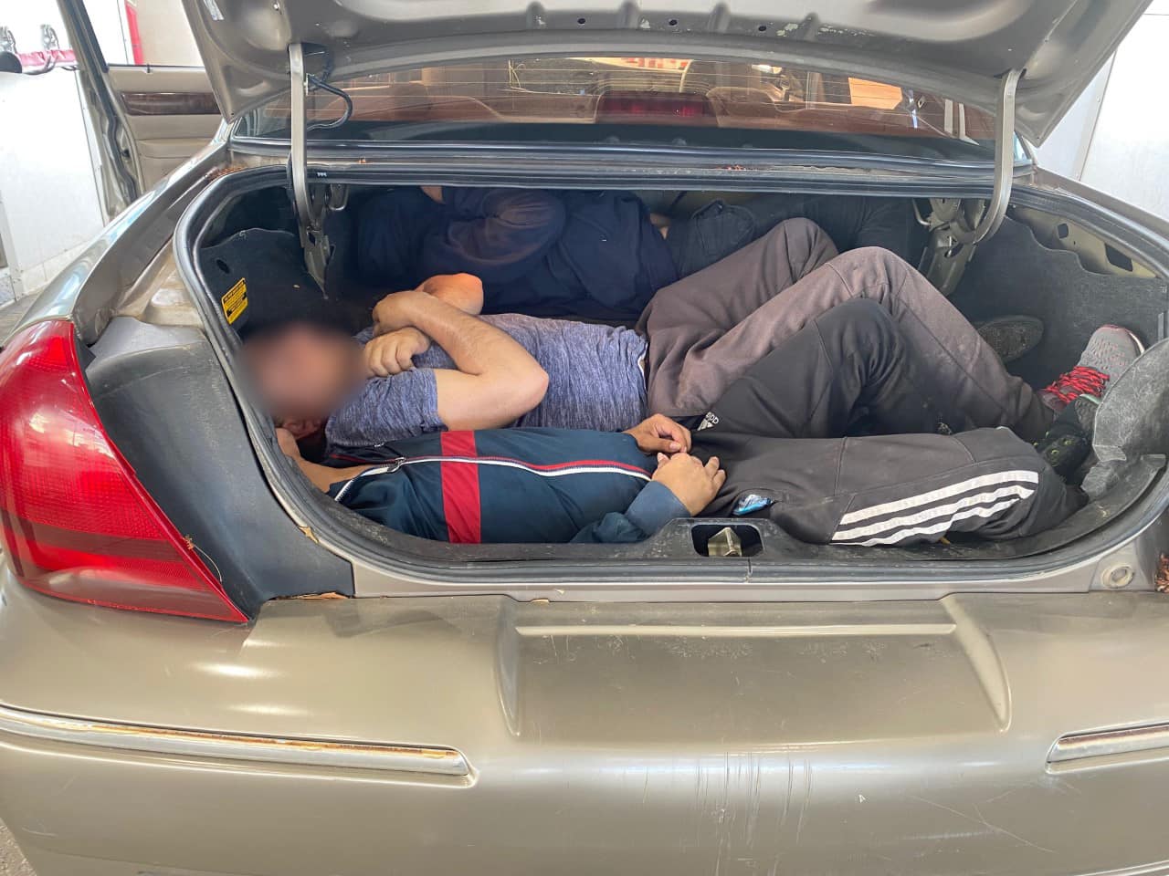 Affidavit: Smuggler had 3 migrants in car's trunk