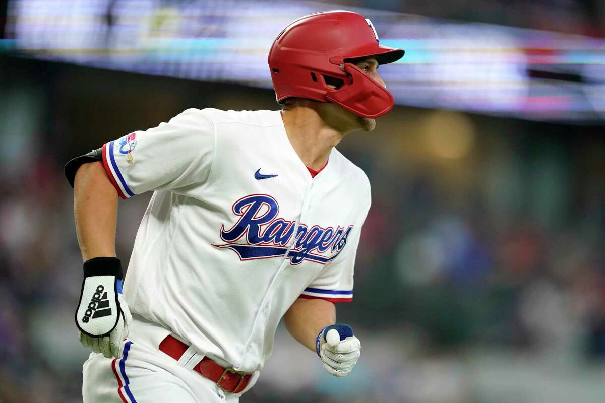 Houston Astros' bullpen holds off Rangers to complete series sweep