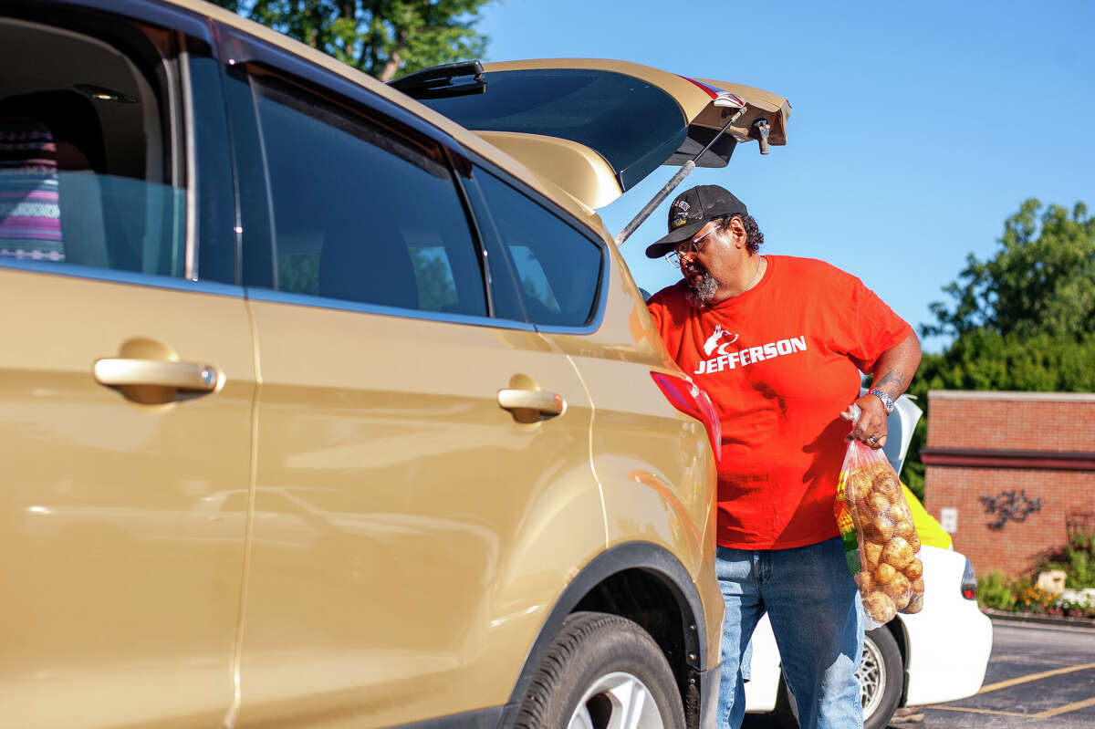 PHOTOS: Passing on food at Midland mobile food pantry
