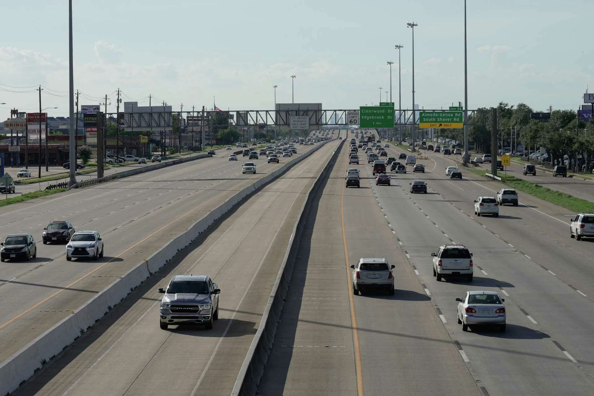 Delays on Interstate 45 after 8-vehicle crash closes freeway