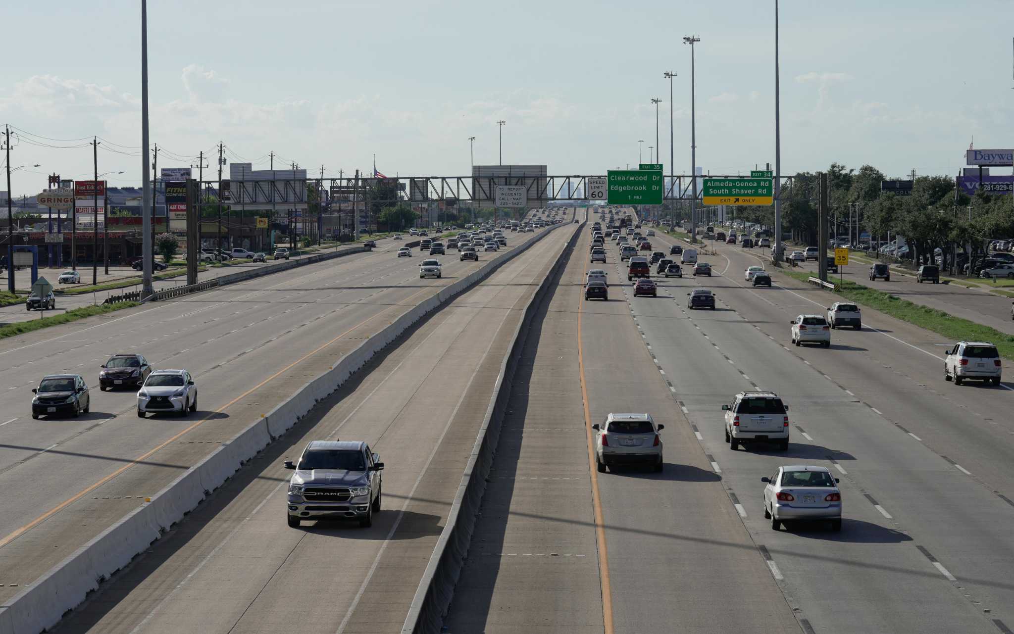 Delays on Interstate 45 after 8-vehicle crash closes freeway