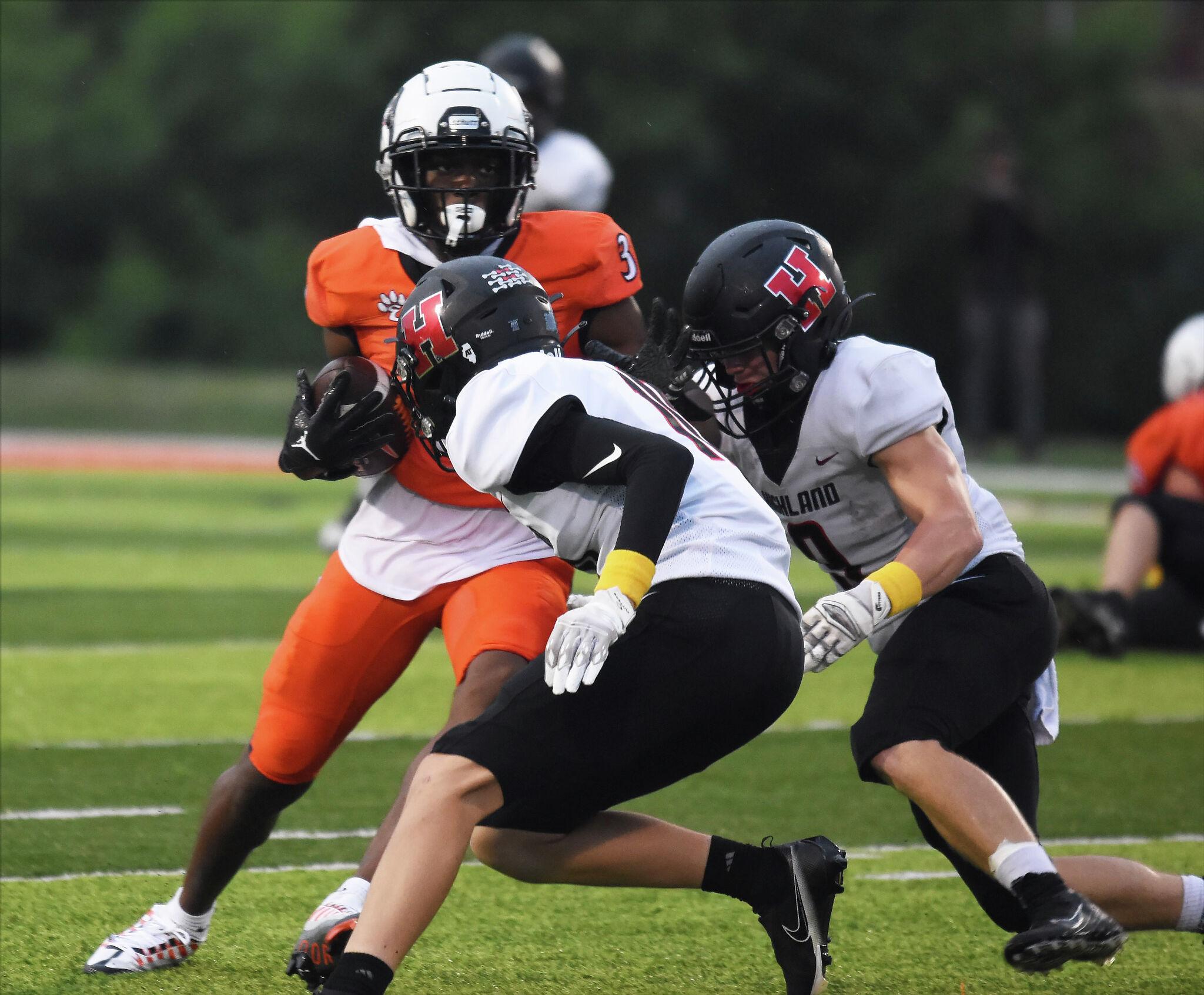 Edwardsville runs out the clock on Highland for Week 2 win