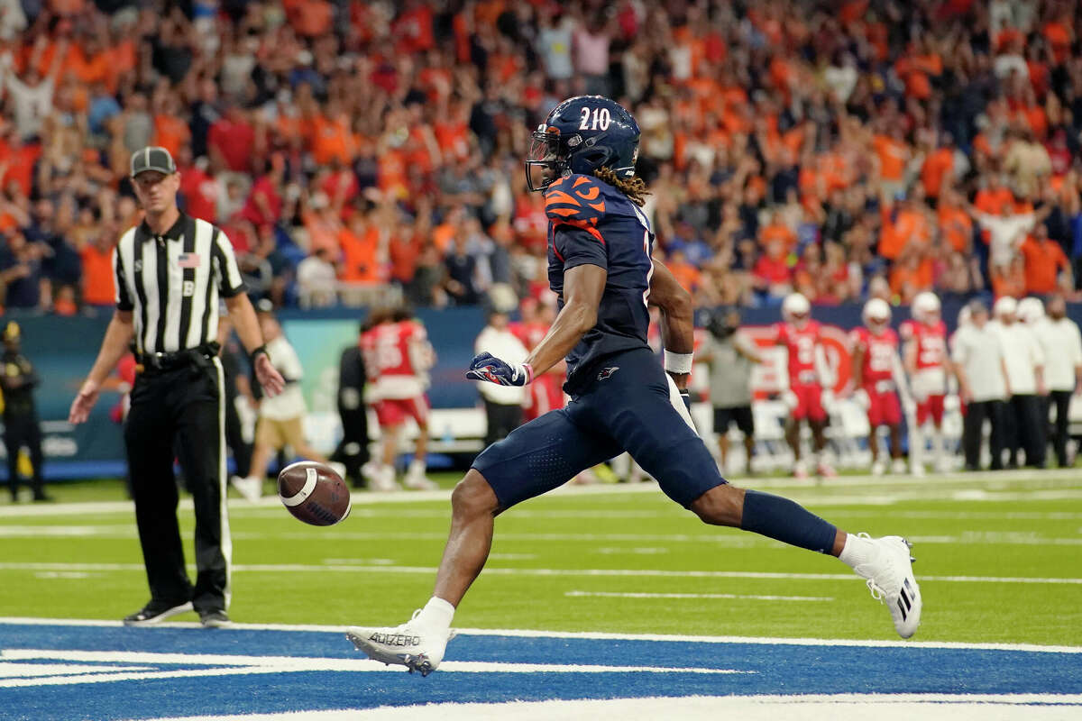 No. 24 University of Houston defeats UTSA in third overtime