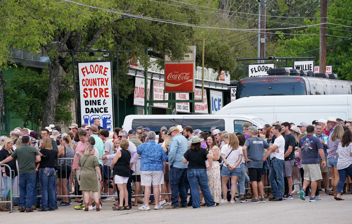 Robert Earl Keen's final concert feels like a family reunion
