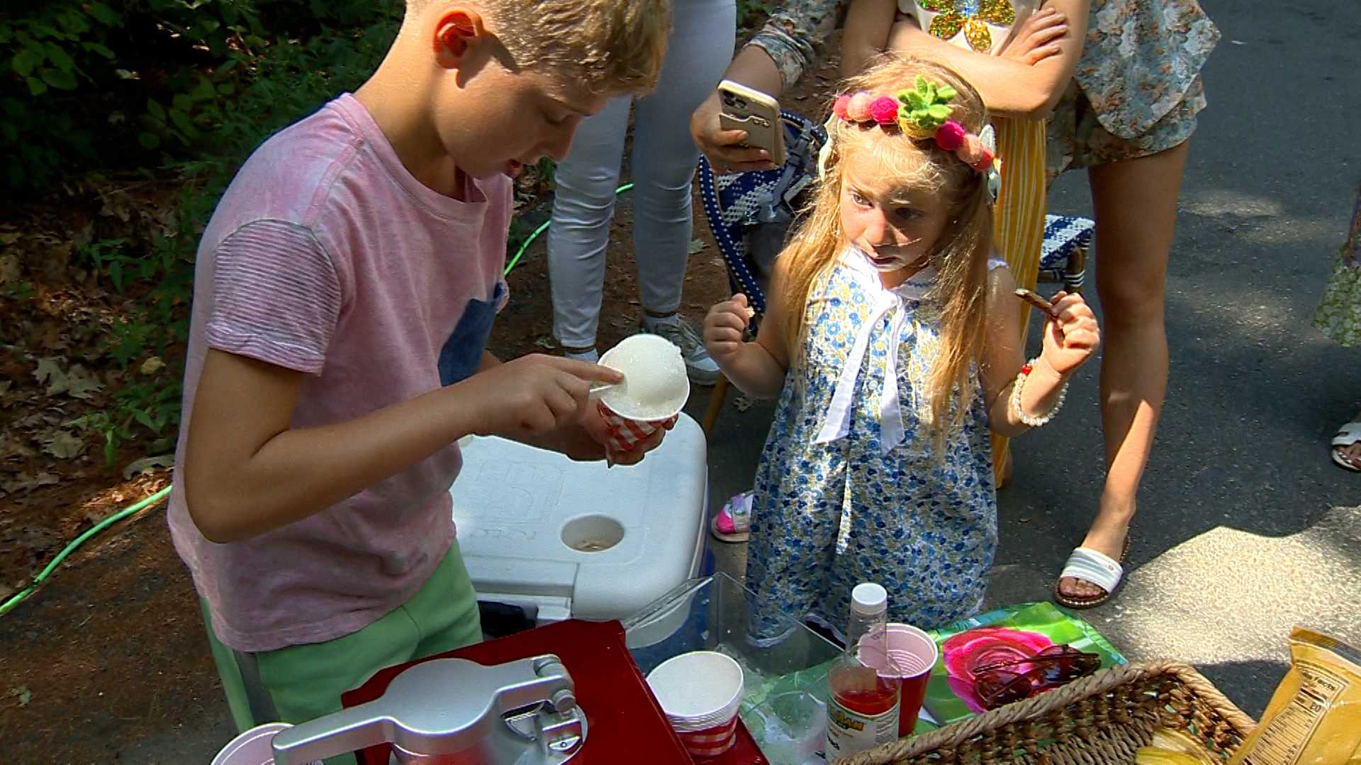 Family holds snow cone fundraiser for Ukrainian family they took in