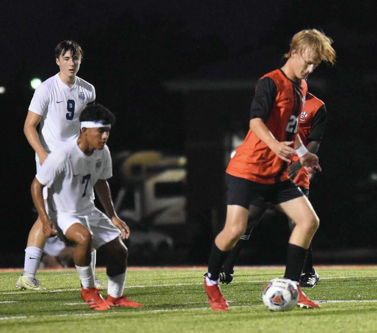 Edwardsville's 17-game win streak against Belleville East snapped