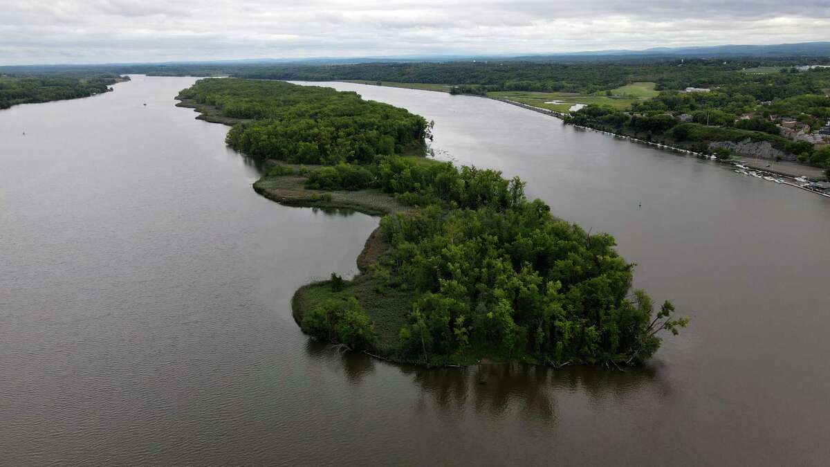 Kayaking the river islands of the Hudson Eagles Recreation Area
