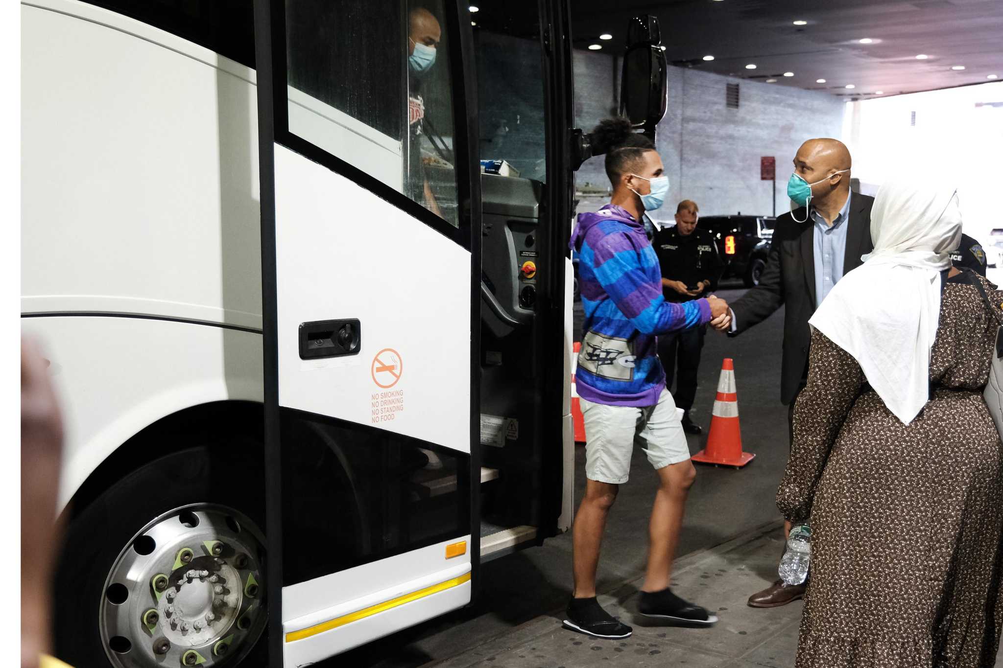 Busing migrants northward costs Texas $1,700 a passenger