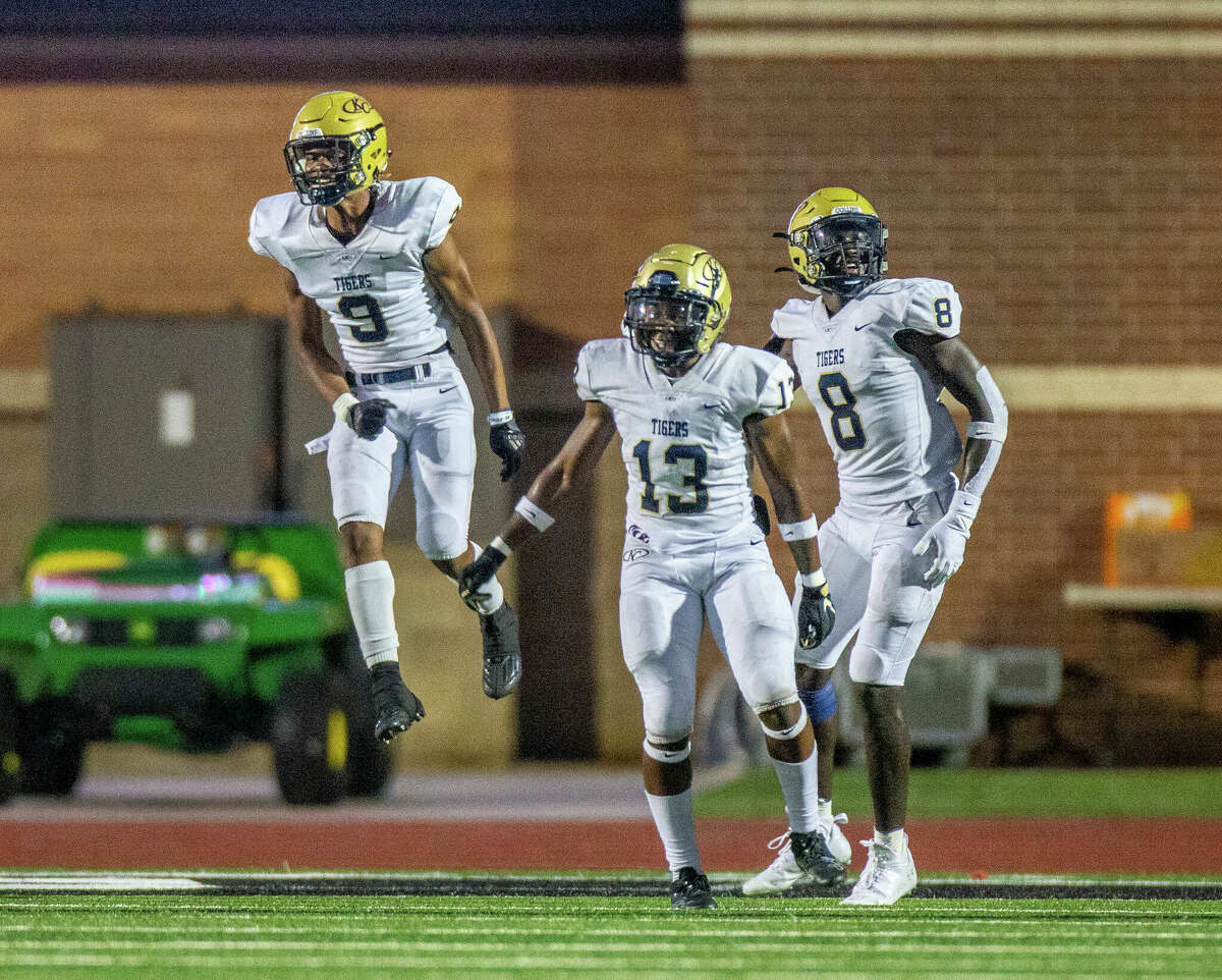 Klein Collins Tigers hold off Summer Creek Bulldogs