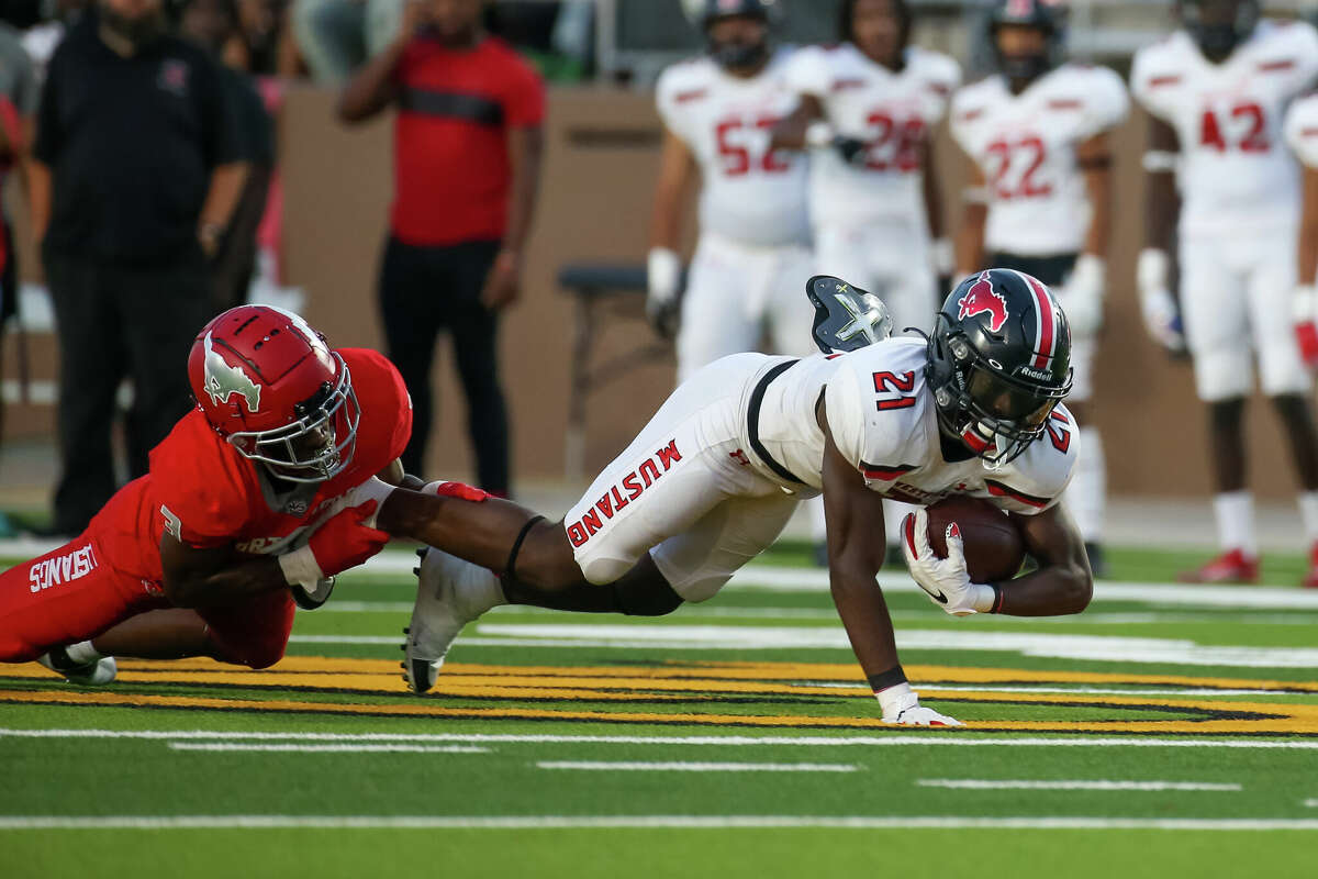 North Shore Mustangs take down Westfield to remain perfect North Shore Mustangs take down Westfield to remain perfect