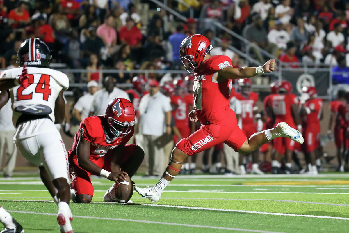 North Shore Mustangs take down Westfield to remain perfect North Shore Mustangs take down Westfield to remain perfect