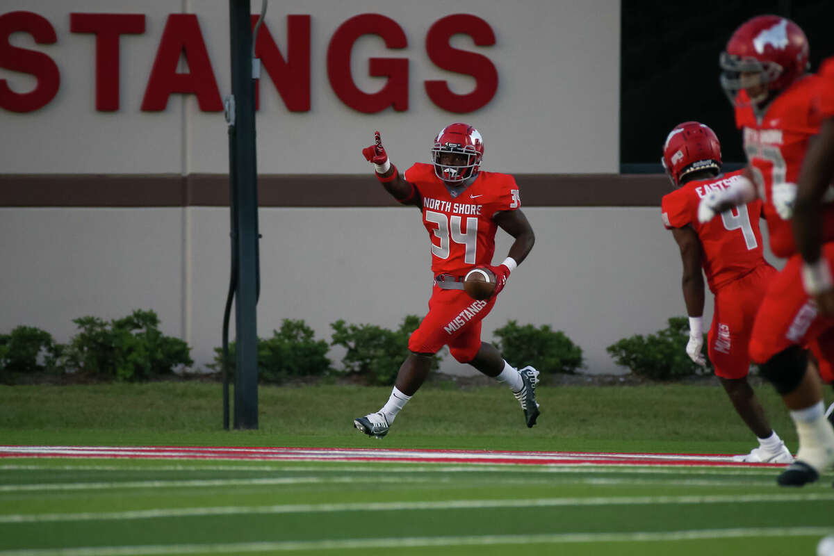 North Shore Mustangs take down Westfield to remain perfect North Shore Mustangs take down Westfield to remain perfect