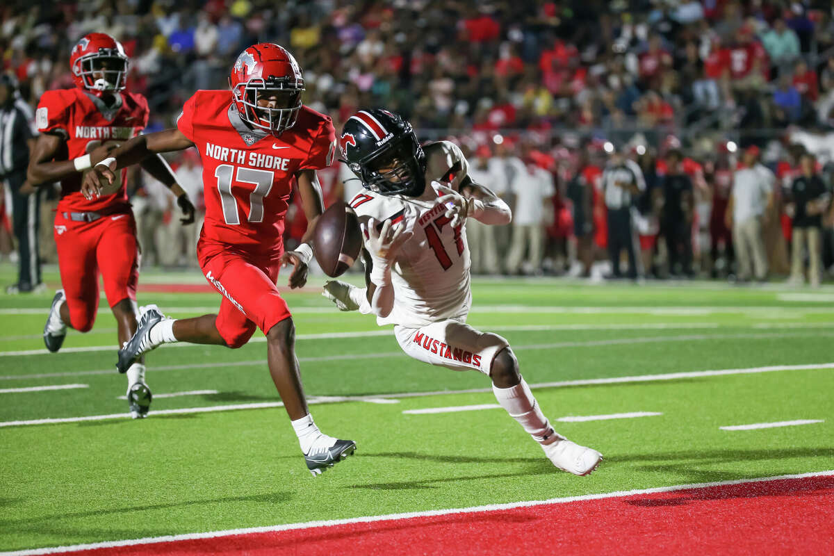 North Shore Mustangs take down Westfield to remain perfect