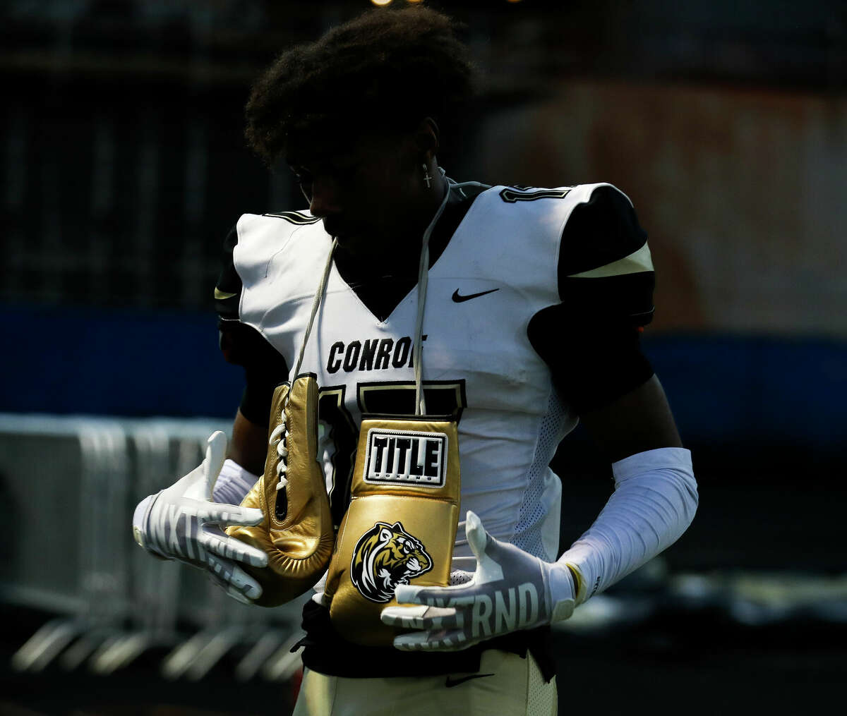 Conroe Tigers roll past Caney Creek Panthers