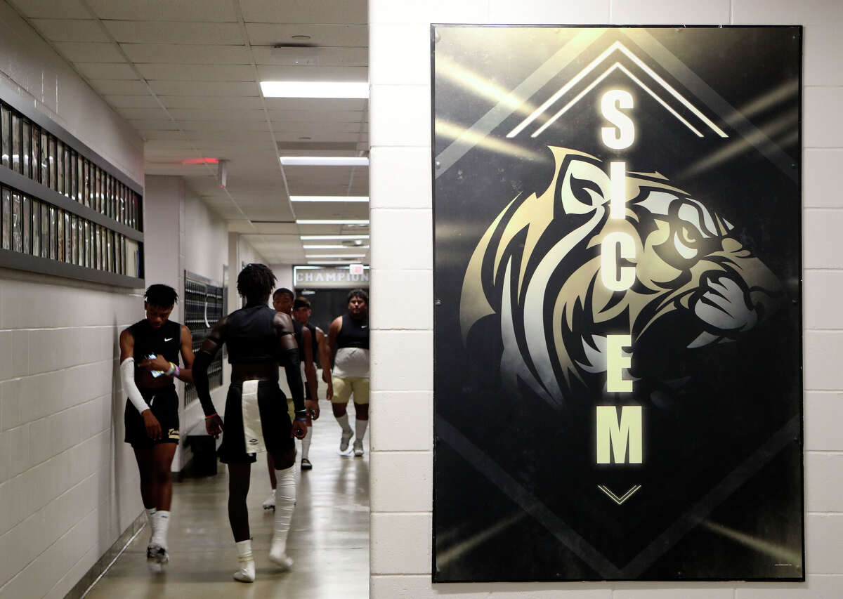 Conroe Tigers roll past Caney Creek Panthers