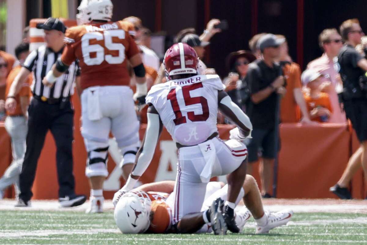 College football: No. 1 Alabama escapes with win over Texas