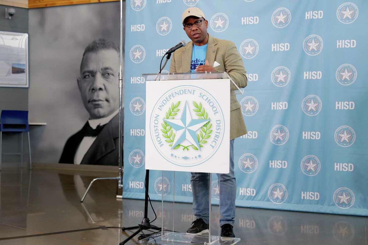 Amid A Sharp Enrollment Decline Houston Isd Volunteers Knock On Doors