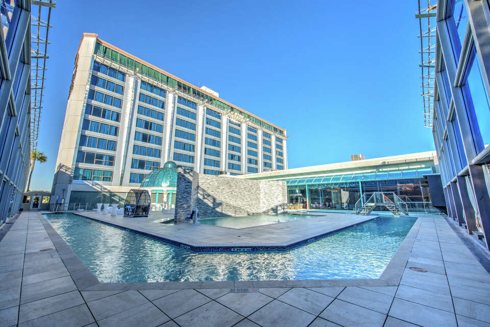 9 luxe Houston hotels that offer day passes to their pools