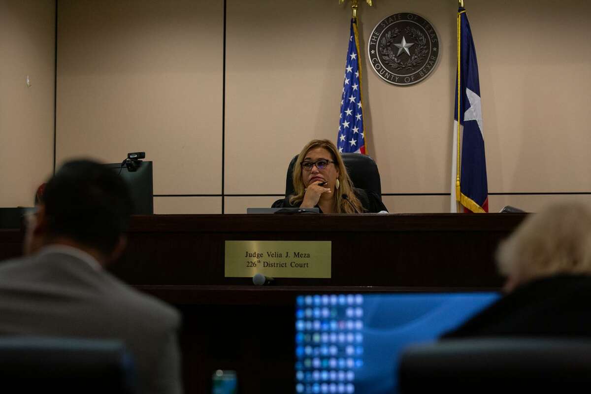 Vela brought deputies to store that accused her son of theft