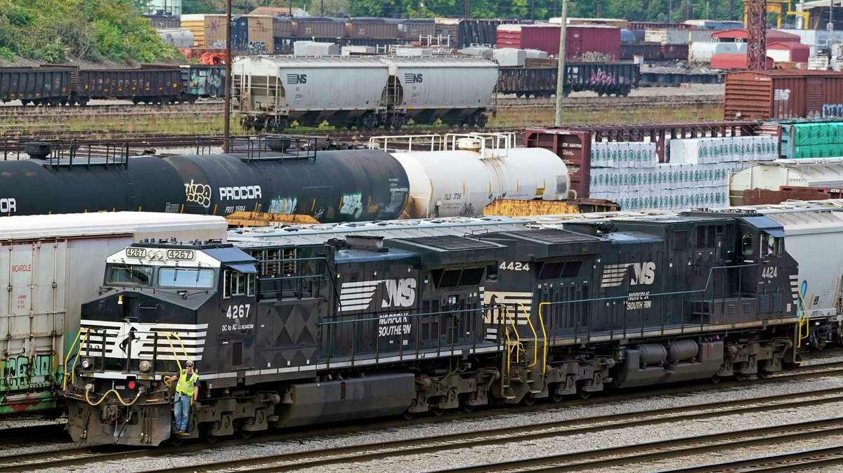 Tentative labor deal averts threat of nationwide rail strike