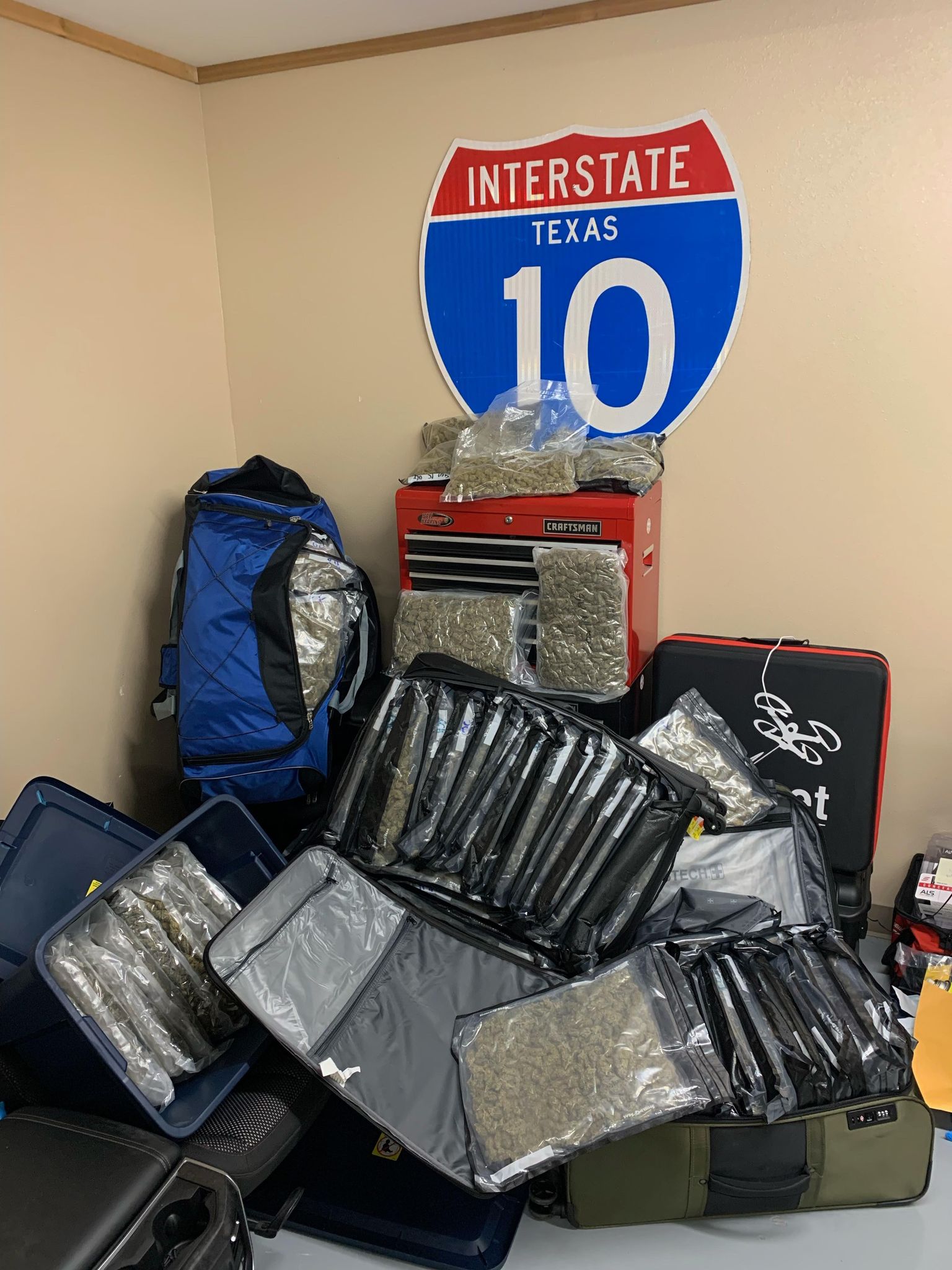 Texas detectives arrest driver allegedly hauling 99 pounds of weed to U ...