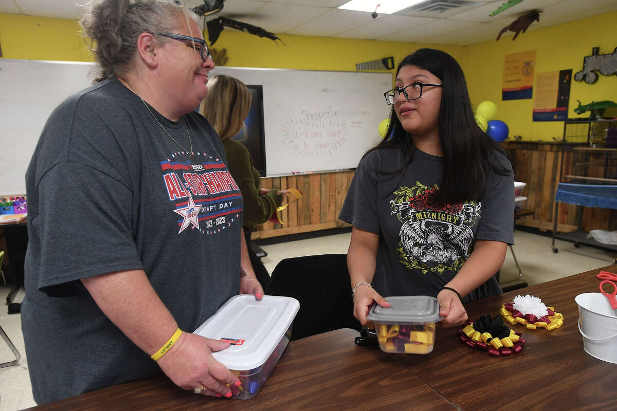 Beaumont ISD agriculture students are adding homecoming mums to their ...