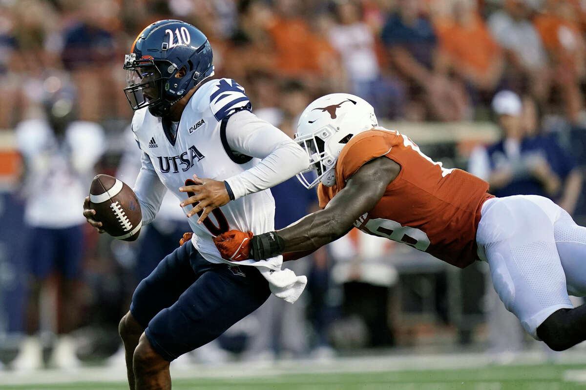 No. 21 Texas pulls away from UTSA after tight first half