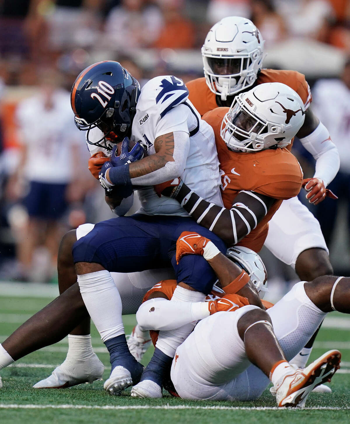 No. 21 Texas pulls away from UTSA after tight first half