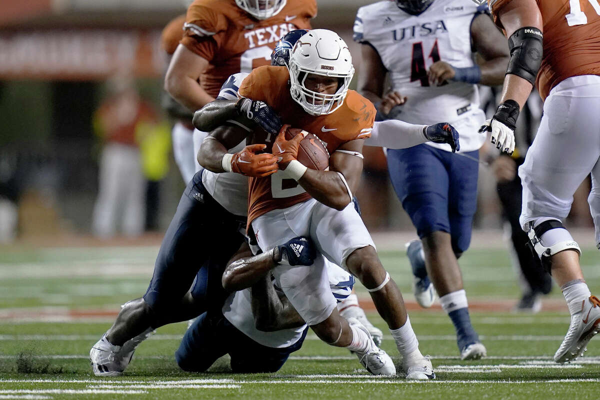 No. 21 Texas pulls away from UTSA after tight first half