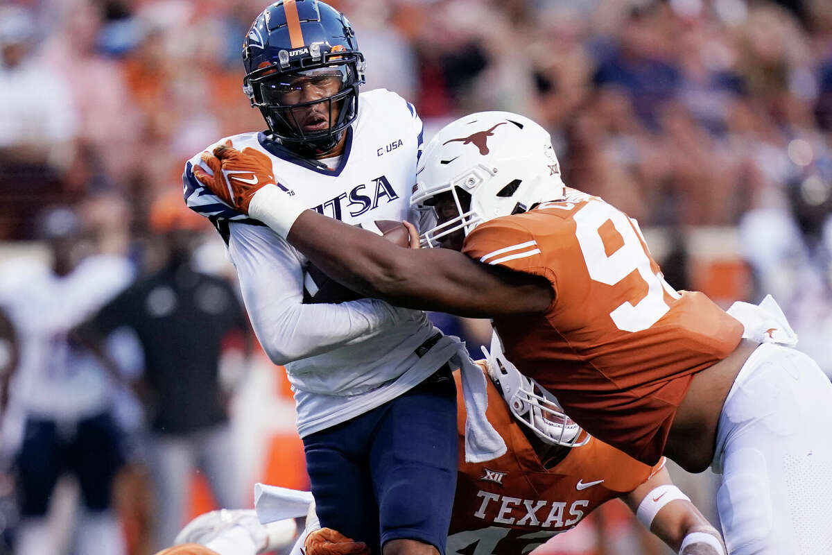 No. 21 Texas pulls away from UTSA after tight first half