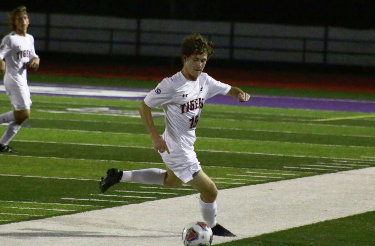 Kahoks top Tigers with late goal by Reiniger