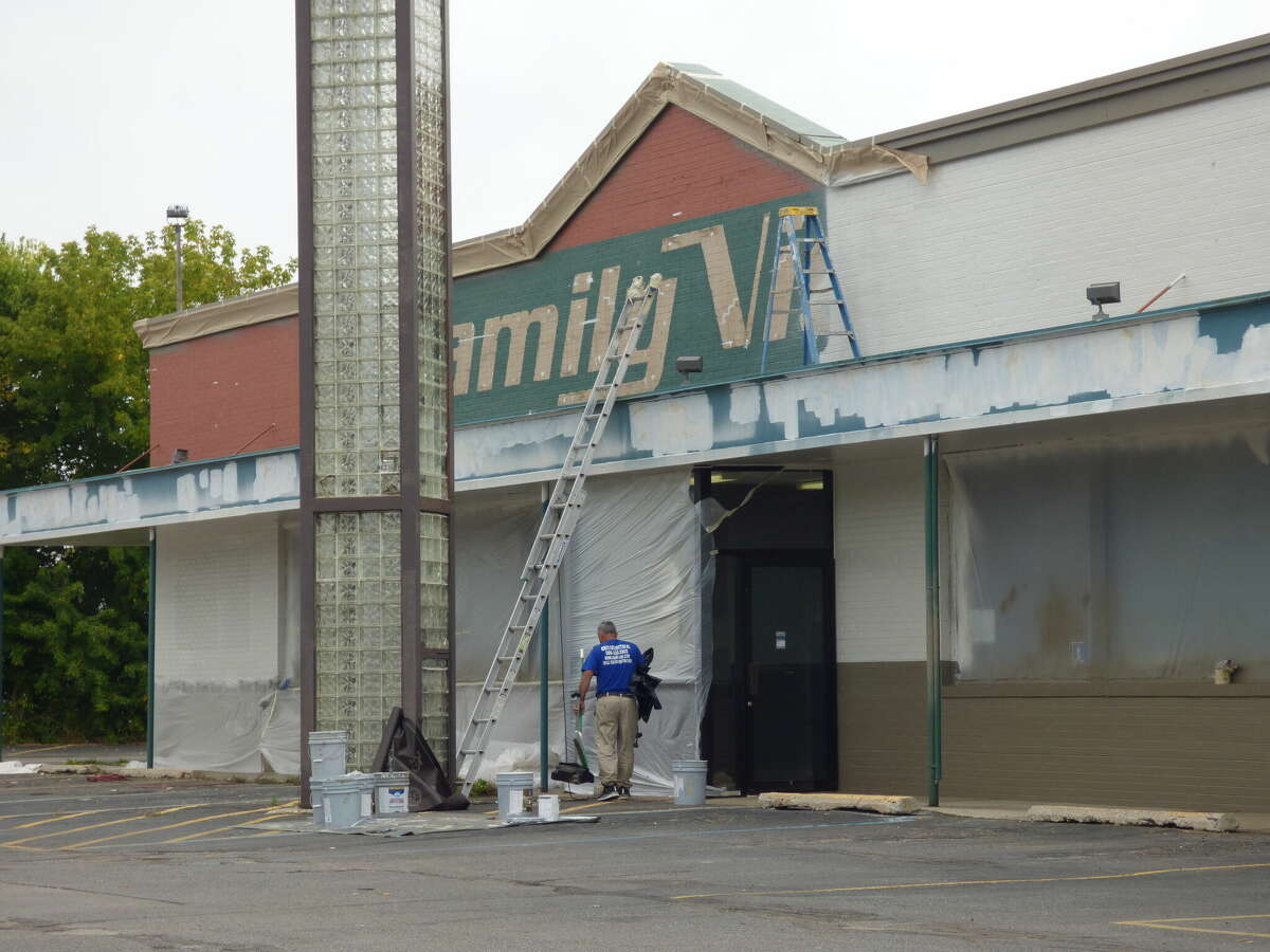 Manistee tobacco shop easing closer to opening