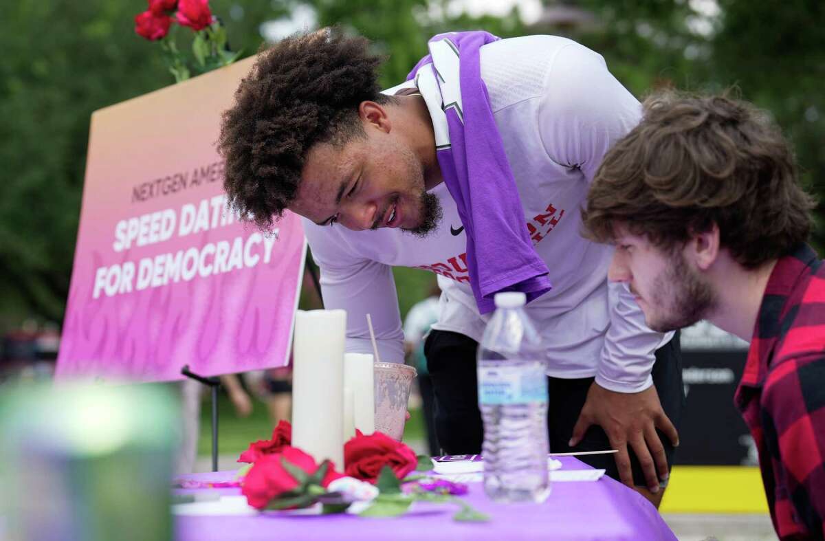 Texas Democrats, GOP race to recruit young, low-turnout voters