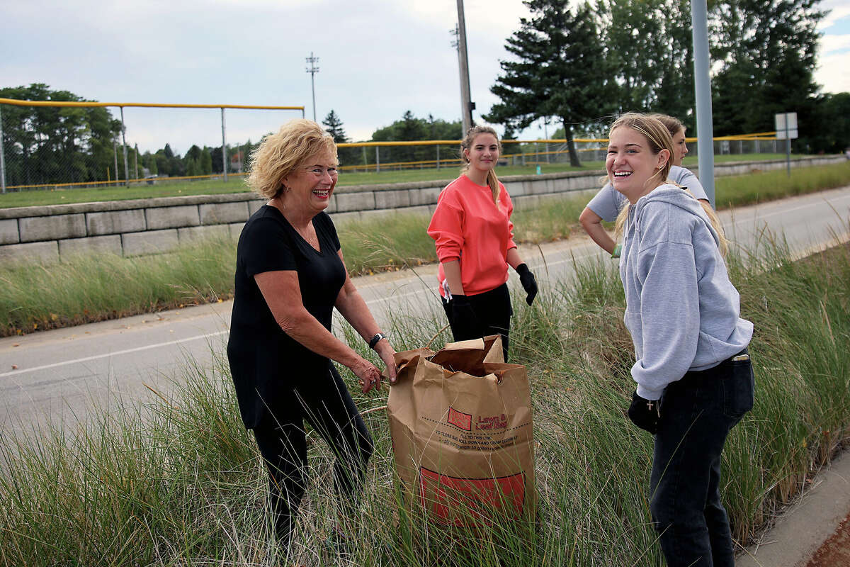 Manistee Middle High School cheerleaders make 'Manistee Proud'