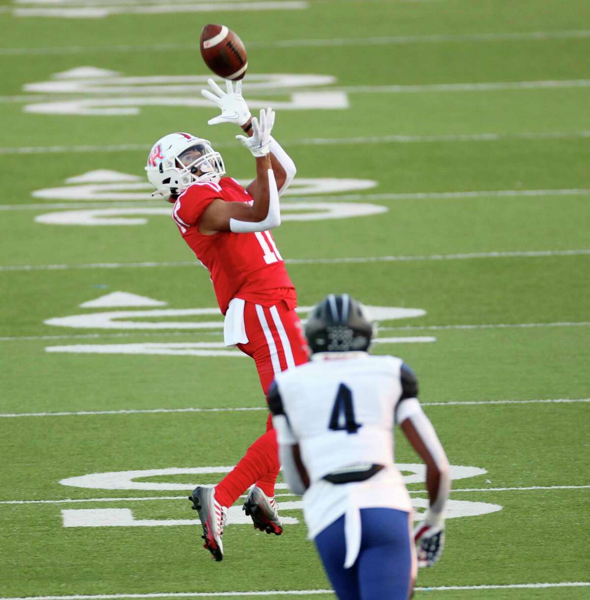 New Caney continues hot streak, tops Oak Ridge 35-21