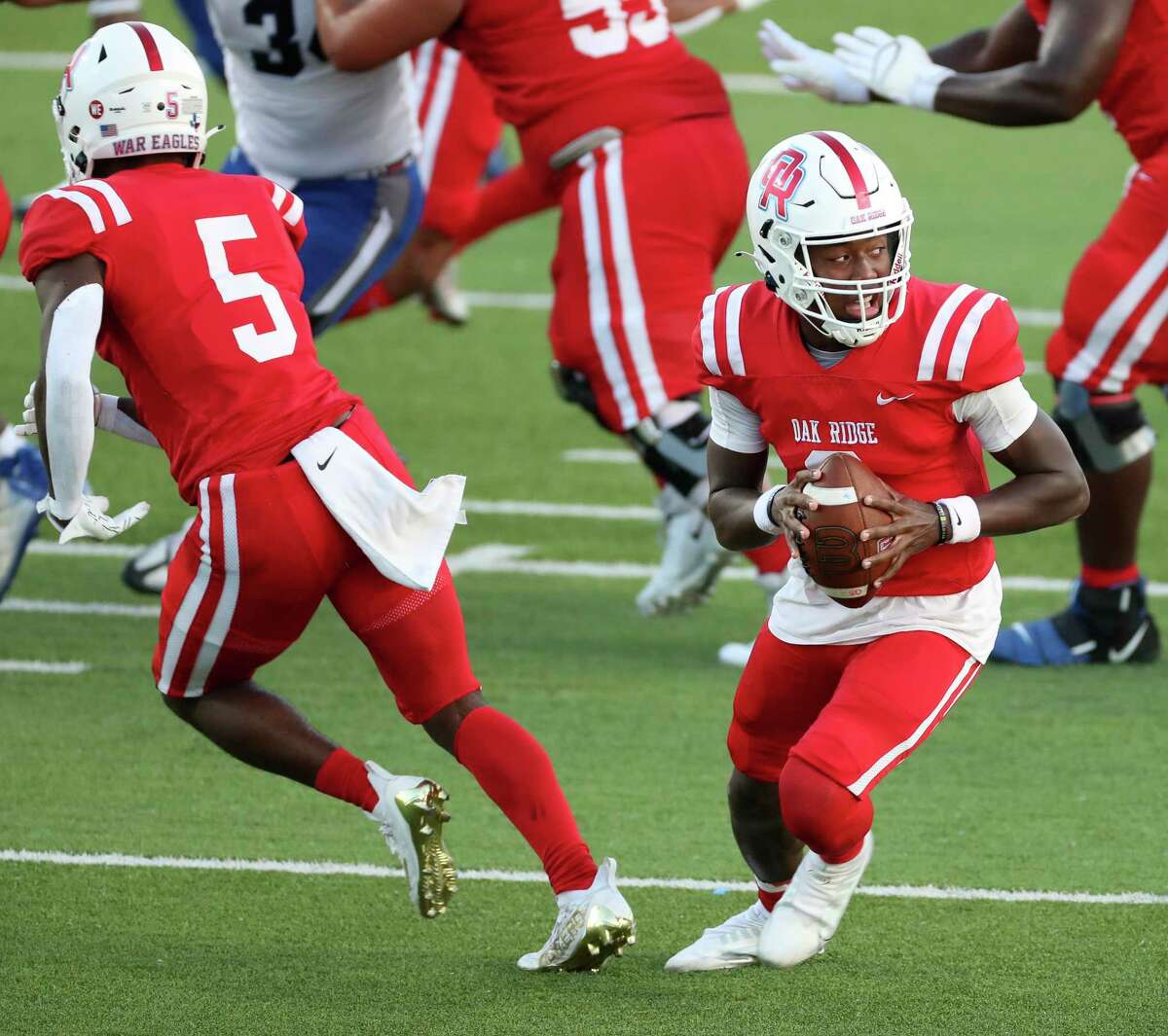 New Caney continues hot streak, tops Oak Ridge 35-21