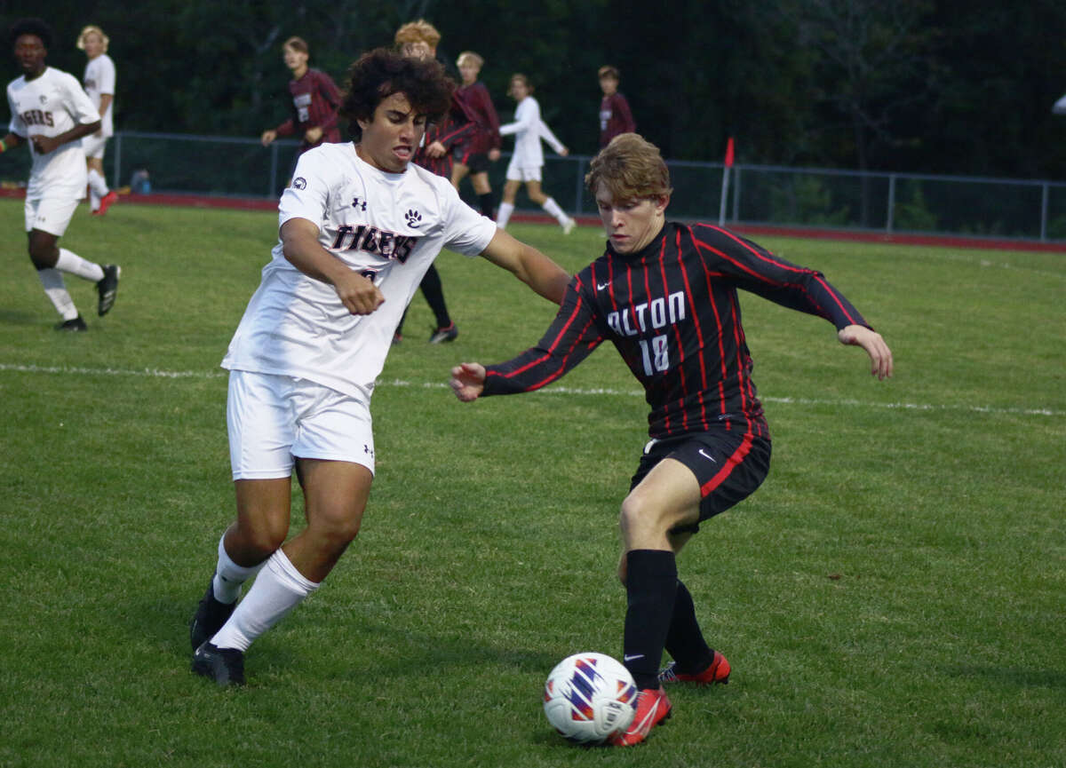 Evan Moore’s early goal lifts Edwardsville Tigers over Alton Redbirds